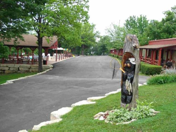 One Bedroom With King Bed. Lake & Dock Access. - Kimberling City, MO