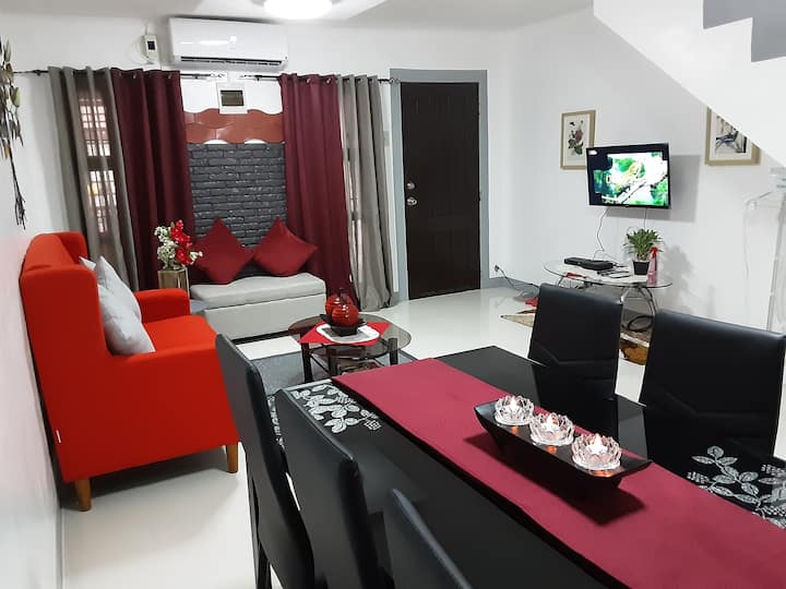 Haxon Leigh's Red And Grey Themed Staycation House - Angeles