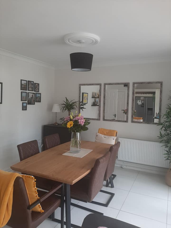 Relaxing Three Bed Home With Outdoor Dining Area - Carlow