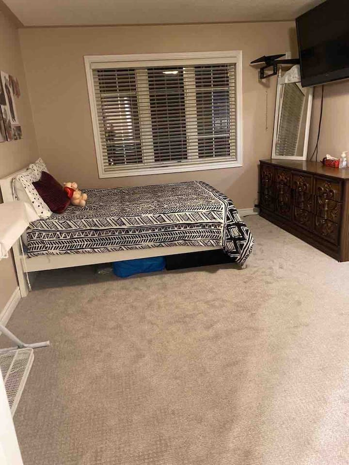 Furnished And Cozy Master Bedroom In Newmarket - Bradford, ON, Canada