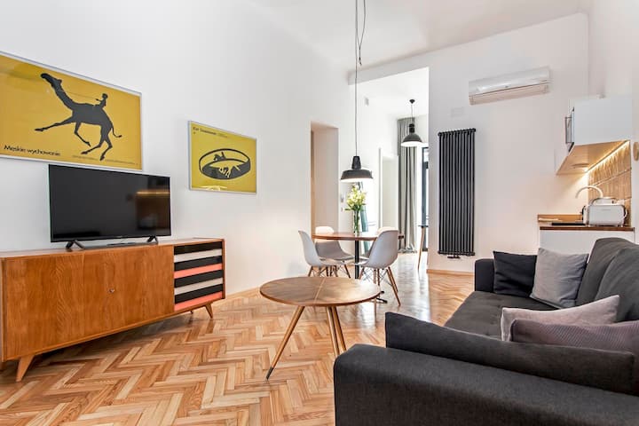 Spacious Deluxe Two-bedroom Apartment With Balcony - Krakow