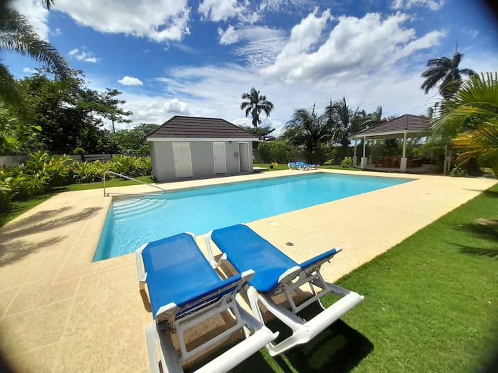Lovely Irie: Breakfast/chef/pvt Pool/ac/beach Pass - Jamaica