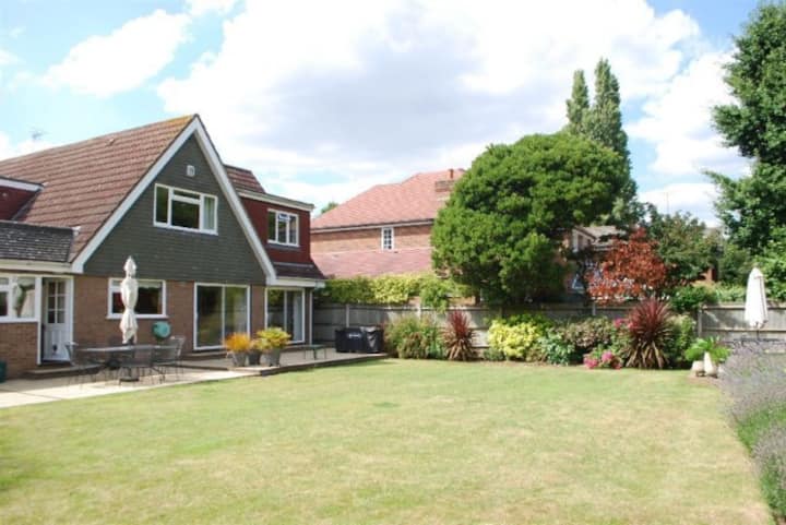4 Bed Twickenham House - Private Parking, Garden - Hampton