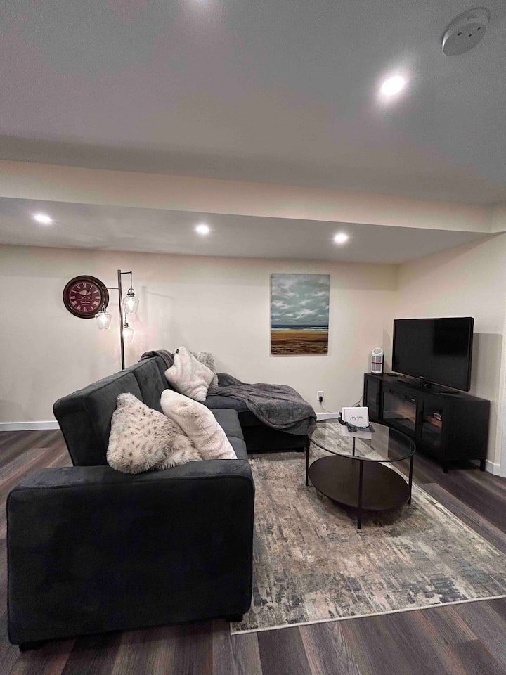 Spacious Guest Suite Retreat With Hot Tub - Calgary