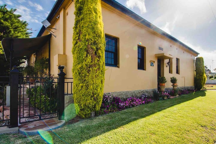 8 Best Airbnb Vacation Rentals In Narrandera, Australia | Trip101