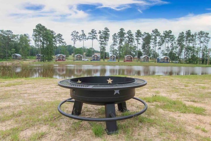Fisherman’s Lodge | Pool, Porch W/ Private Lake - Livingston, TX