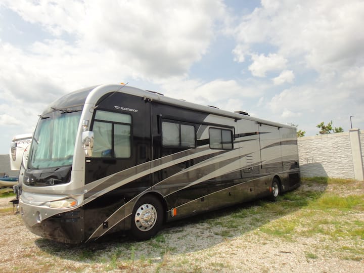 "Serendipity" Stunning Coach In The Nc Smokies - Venice, FL