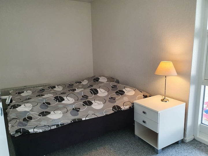 Stor Opholdsstue I Underetage Af Hus. - Hirtshals