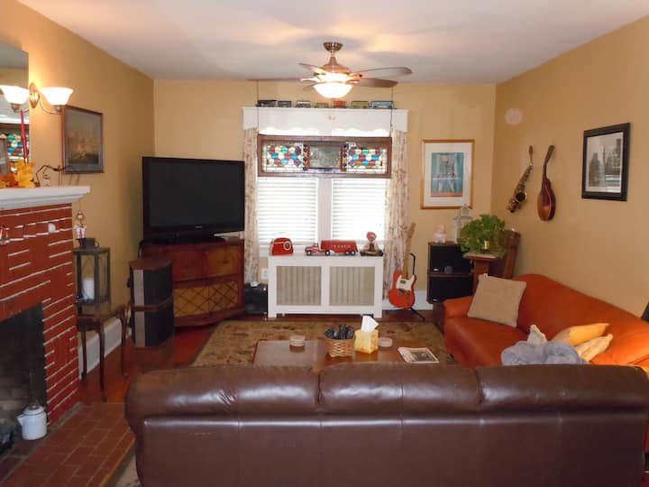 2 Bedrooms In Charming Colonial - Cherry Hill, NJ