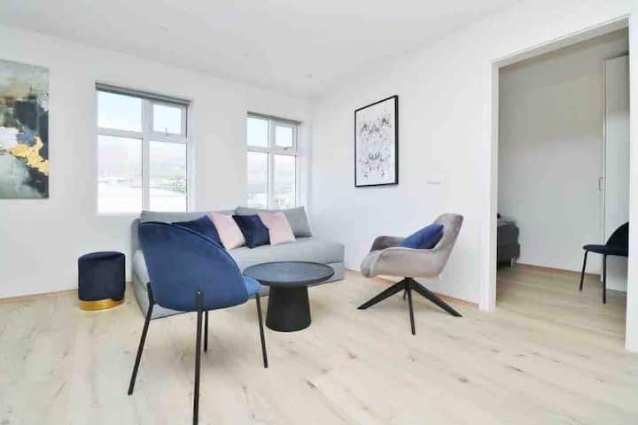 Modern 5bdr. Centrally Located By The Harbor - Island