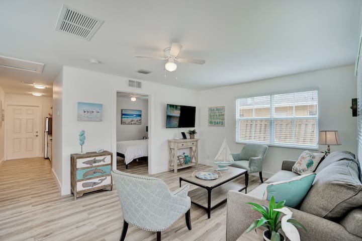 Full Beach Chalet One Block From The Beach - Pompano Beach, FL