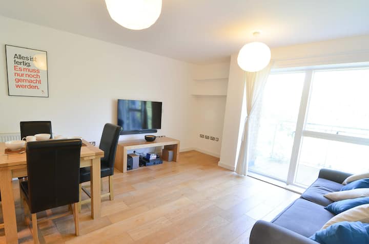 Sunny Modern Apartment Overlooking Leafy Park - Woolwich