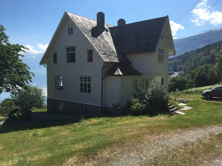 Idyllisk Småbruk Ved Nordfjorden. - Sandane