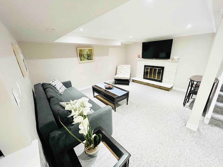 Queen Suite — Central Location + Highway - Ajax