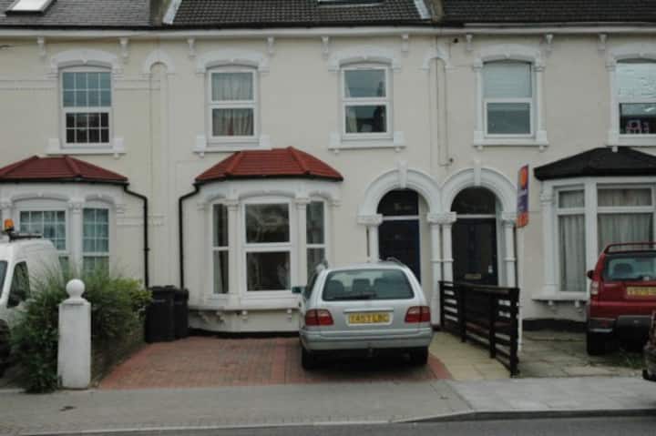 Comfy Two Bedroomed Apartment. - Bromley