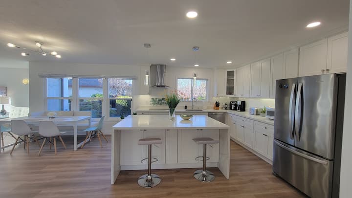 A Modern New 2b2b Westfield Valley - Saratoga, CA