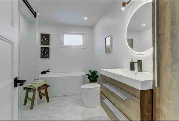 Recent Renovated House Close To Dt + Free Parkings - Brossard
