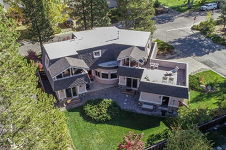 Spacious Tahoe Retreat With Rooftop Deck & Mountain Views - South Lake Tahoe, CA