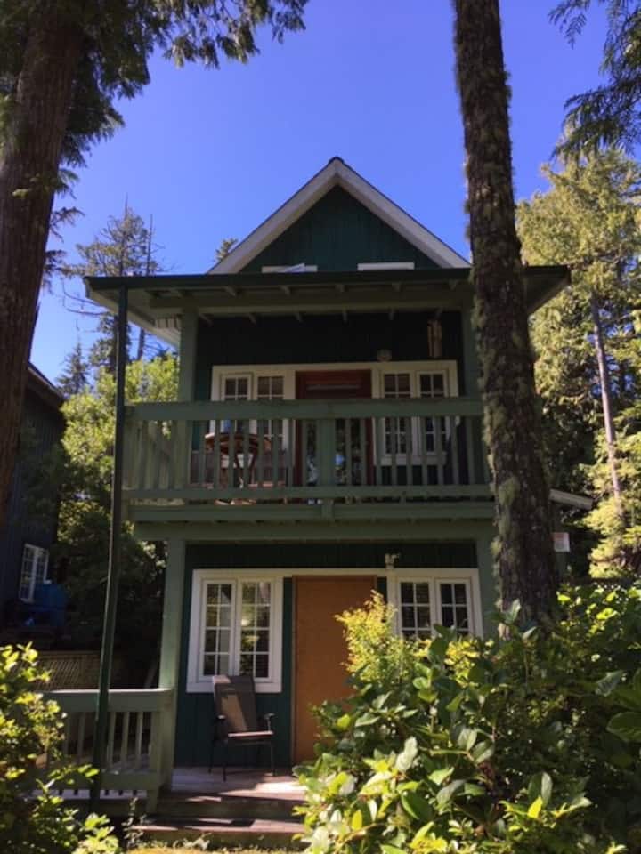 Ucluelet Cottage With Water Access - 