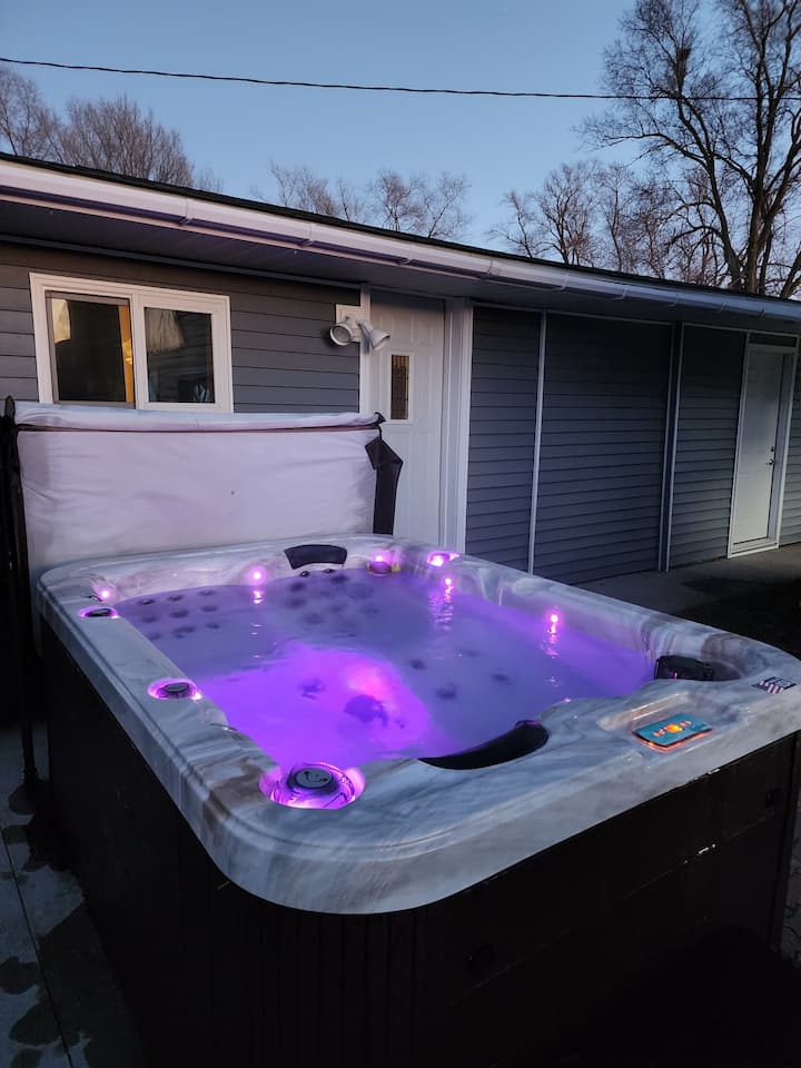 Cabin In Oscoda With Hot Tub And Game Room - Oscoda, MI