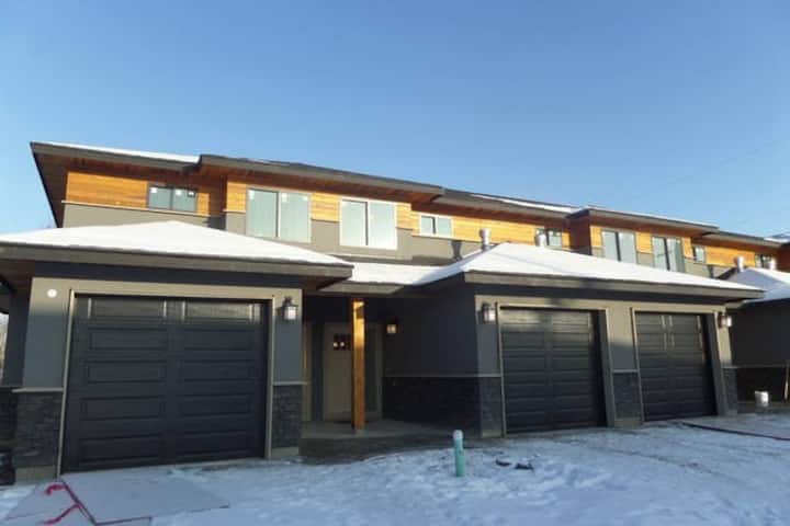 Spacious Modern Townhome In Central Dawson Creek - Dawson Creek