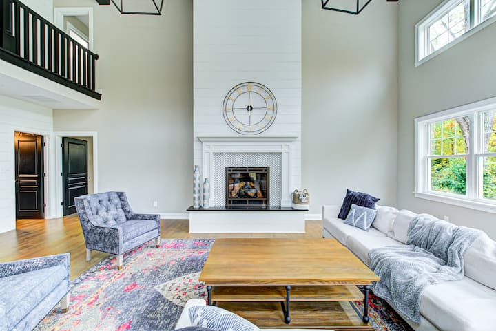 Executive Chic Farmhouse - Castleton, IN