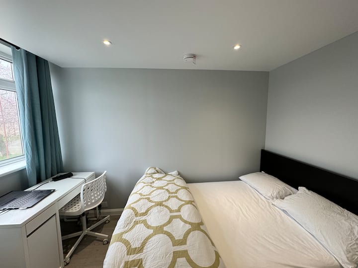 Double Bedroom, Private Bathroom, Town Centre - Guildford