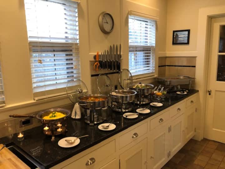 Double/twin Premium Room - Knights Quarters - Grand Rapids, MI