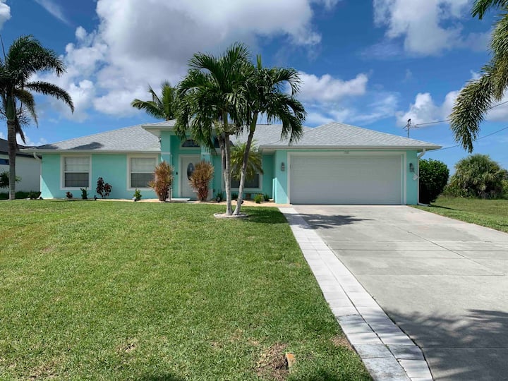 Waterfront, Pool Home In Beautiful Neighborhood - Cape Coral, FL