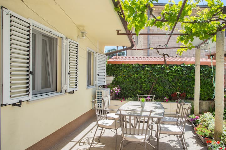 Apartment Kristina, Centre Split, Charming Garden - Split