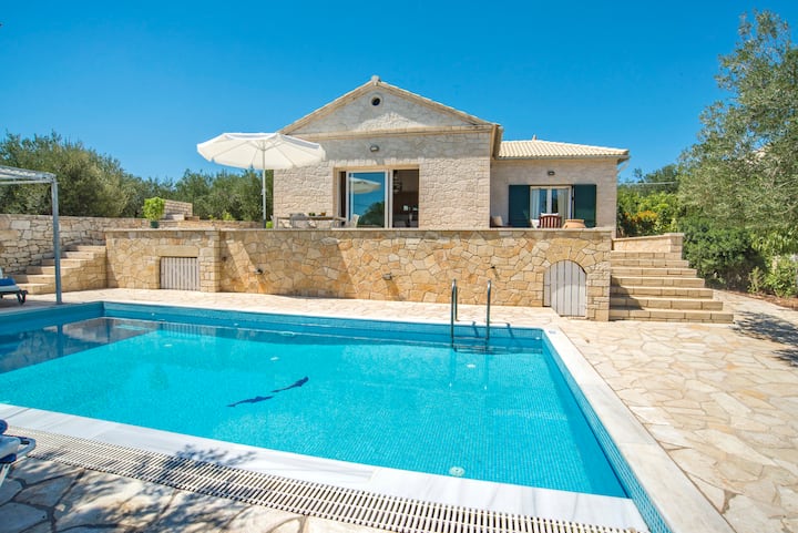 Takitos Villa: Seaside Property Ideal For Families - Paxi