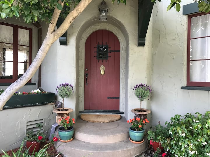 Glenview Park Blvd Historic Tudor! - Oakland, CA