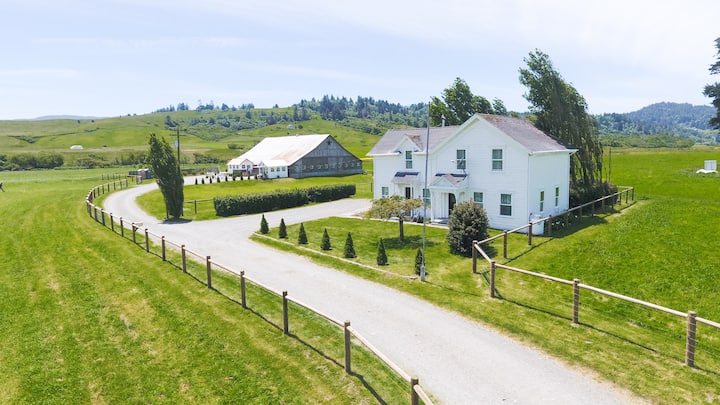 Farmstay At The Bluff For Two ! Entire Place - Fortuna, CA