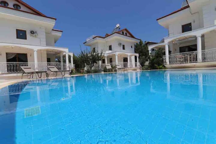 Vi̇lla Maya (A) Bahçeli Ortak Havuzlu Villa - Fethiye