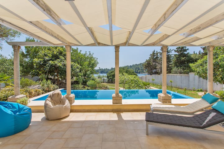Piedra De Villa En La Playa, Piscina, Amplio Jardín, Habitaciones Amplias Y Mejor Vista - Slano