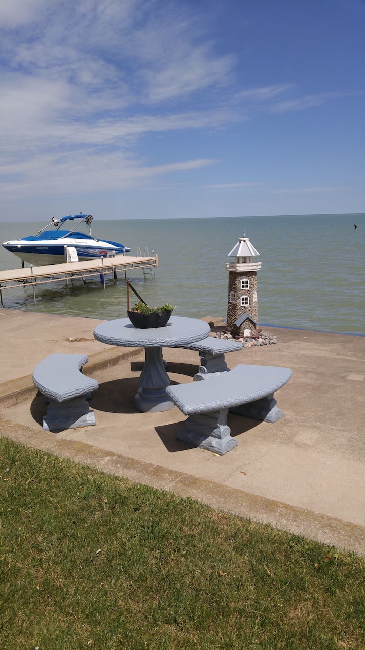 Lakefront Home - Lakeshore