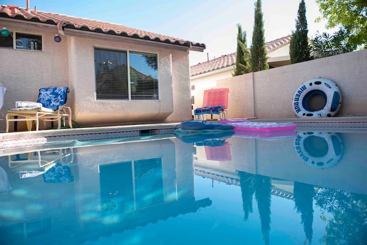 Las Vegas Relaxing Pool House, 10 Minutes To Strip - Las Vegas, NV