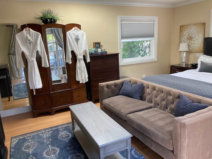 Private Suite - Redwood City, CA