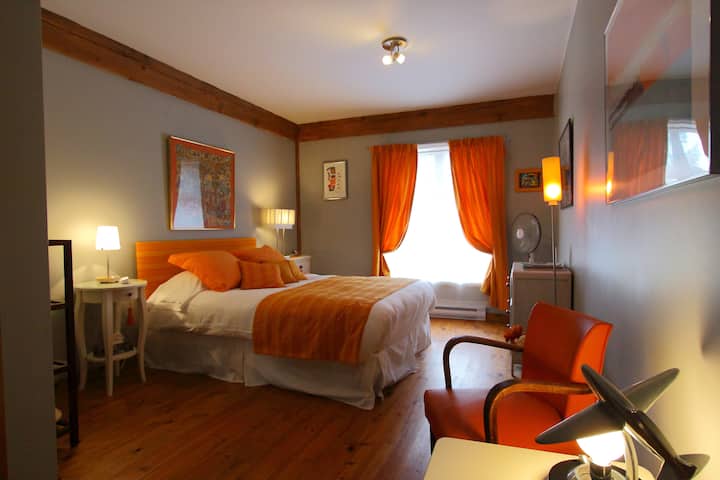 Chambre Paris Meublée De Style Art Moderne - Mont-Tremblant