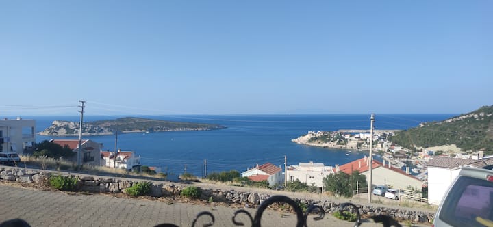 ÇIft Balkonlu Deniz Manzaralı Bahçeli Daire - Karaburun