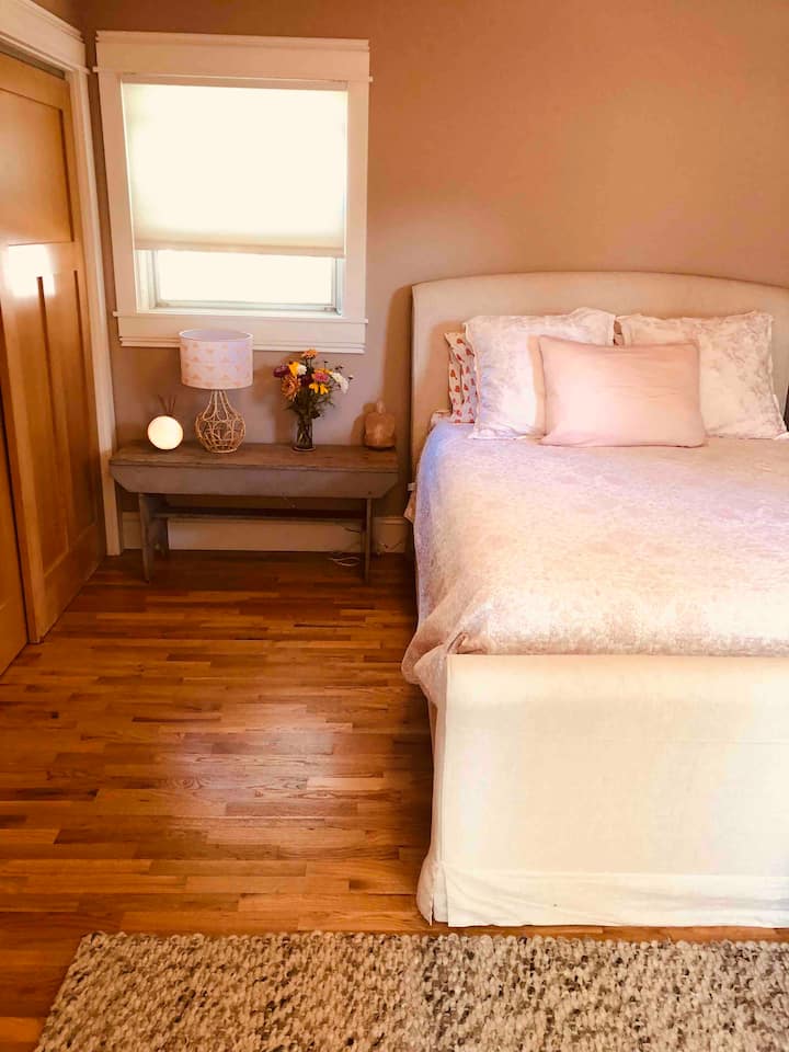 Master Bedroom Suite Ontrail System Accommodates 1 - Bozeman, MT