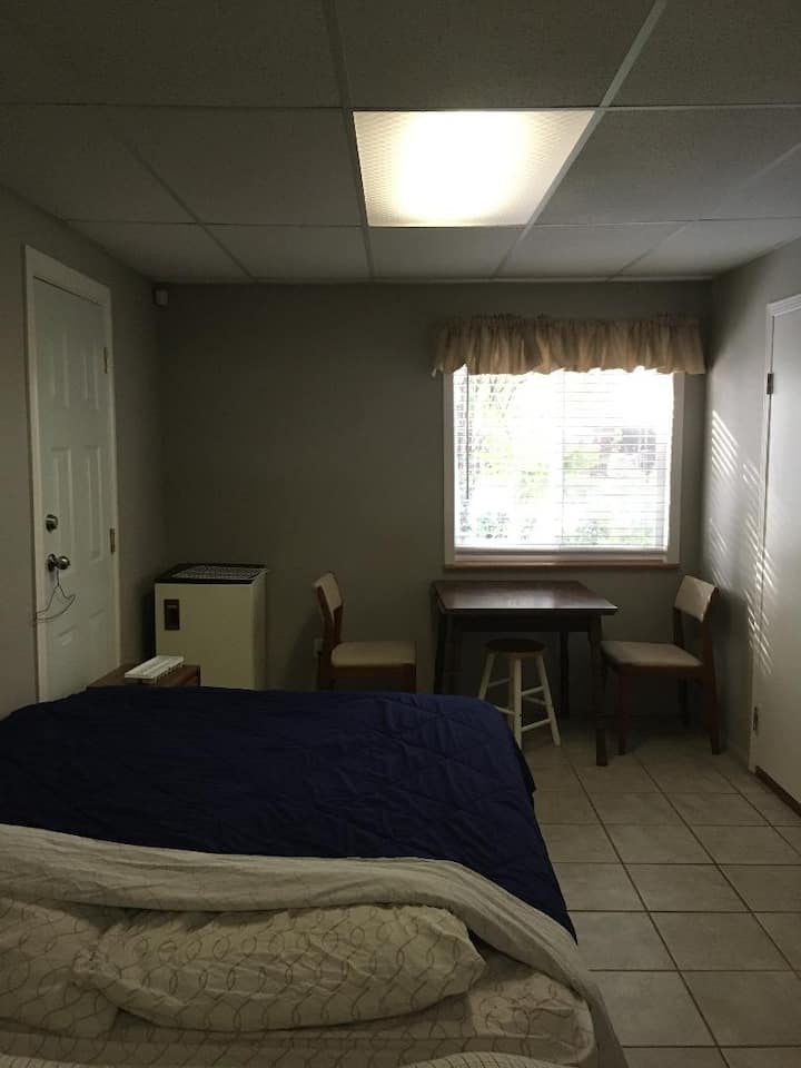Small Suite Near Hospital Beach, Downtown, Food - Kelowna