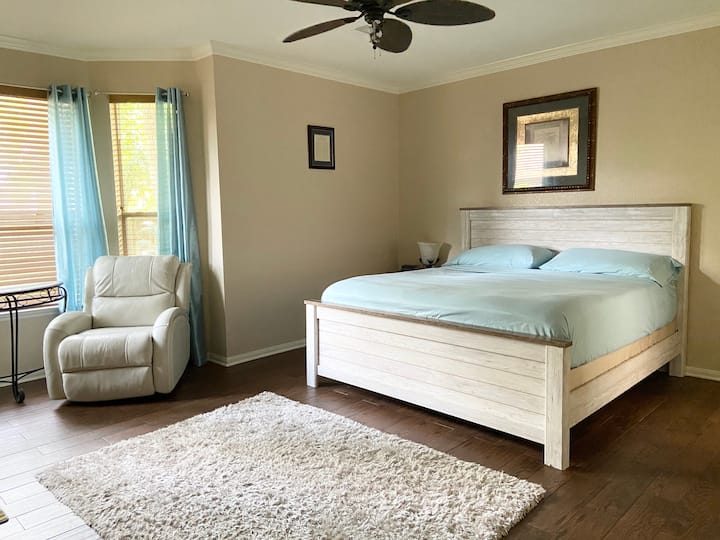 Quiet Conroe Home Close To Everything You Need! - Conroe, TX