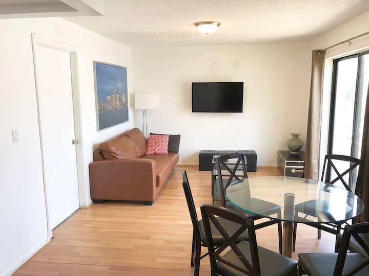 Cosy Art Deco Apartment - 3 Br 2 Bathrooms - Miami Beach, FL