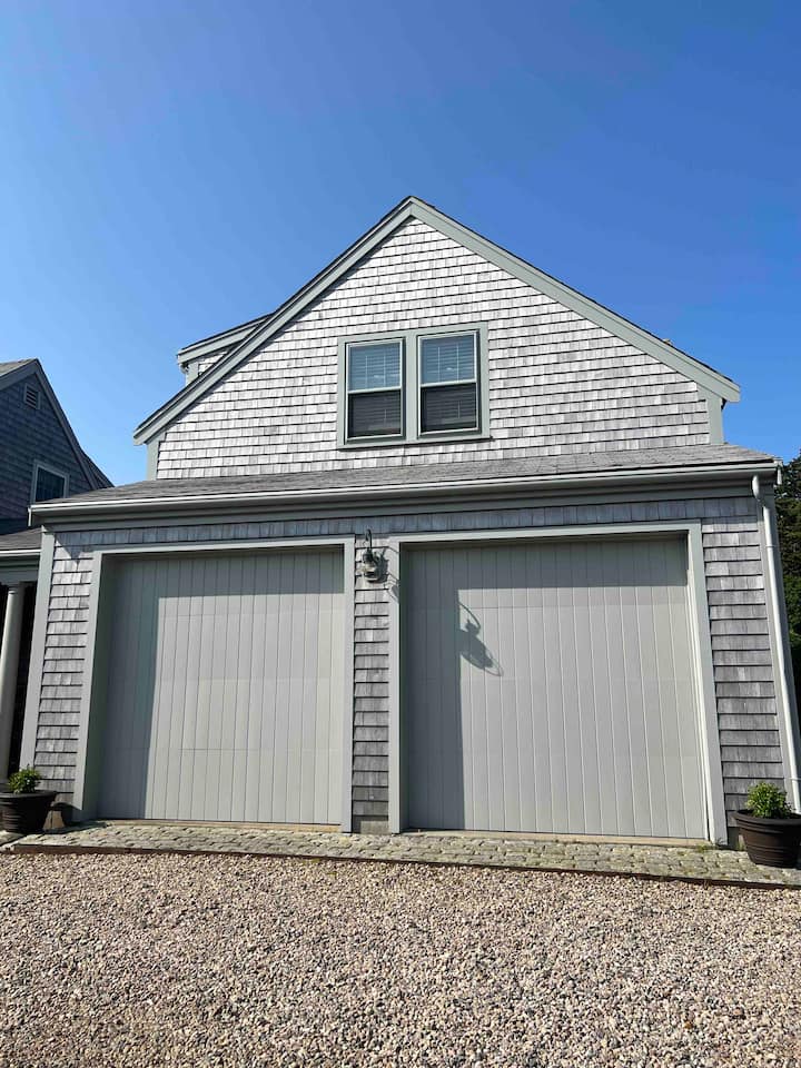Conveniently Located Cottage On The Edge Of Town. - Nantucket, MA