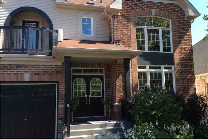 Large Quiet Room. Queen Bed. Tv. Opg, Remote Work. - Bowmanville