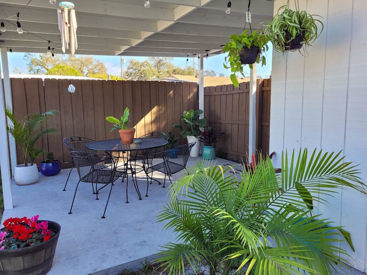 Garden House: Relaxing Vibes & Three Miles To Img - Bradenton, FL