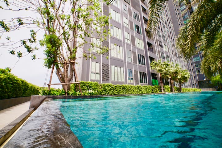 1 Min Skytrain, Infinity Pool, Hi Wi-fi - Phra Khanong