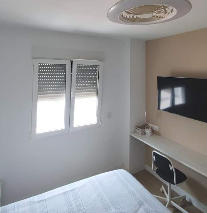 Habitación Luminosa Con Televisión Y Cama Doble. - Xeraco