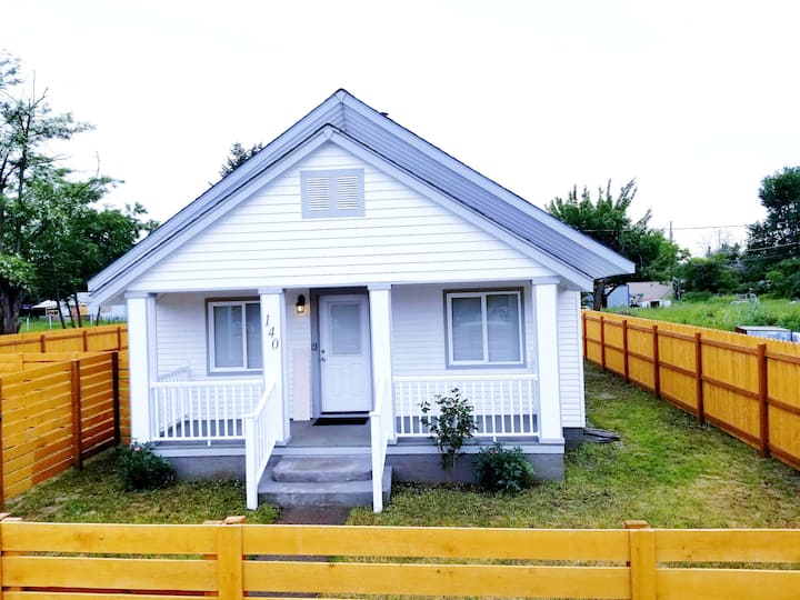 Cheerful 3 Bedroom
Home With Fully Fenced Backyard - Spokane Valley, WA